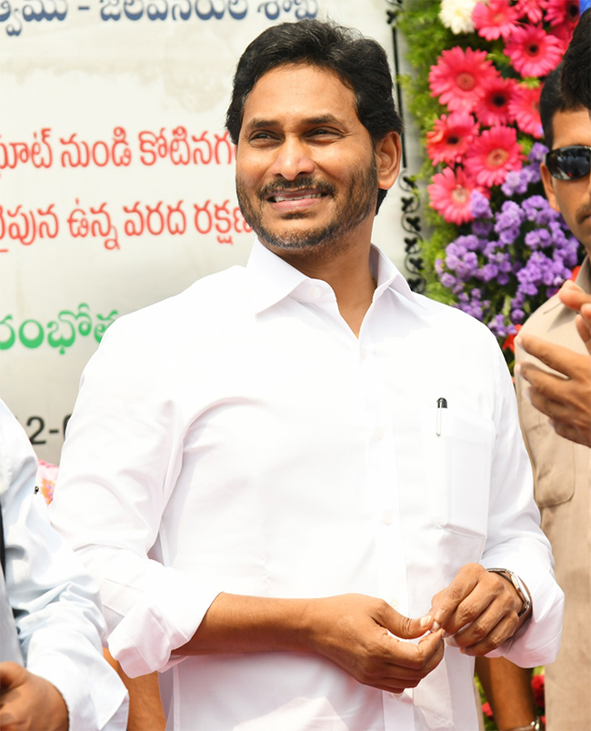 విజయవాడలో సీఎం జగన్‌: కరకట్ట వాసుల చిరకాల కల సాకారం (ఫొటోలు) | AP CM YS Jagan Public Meeting at ...